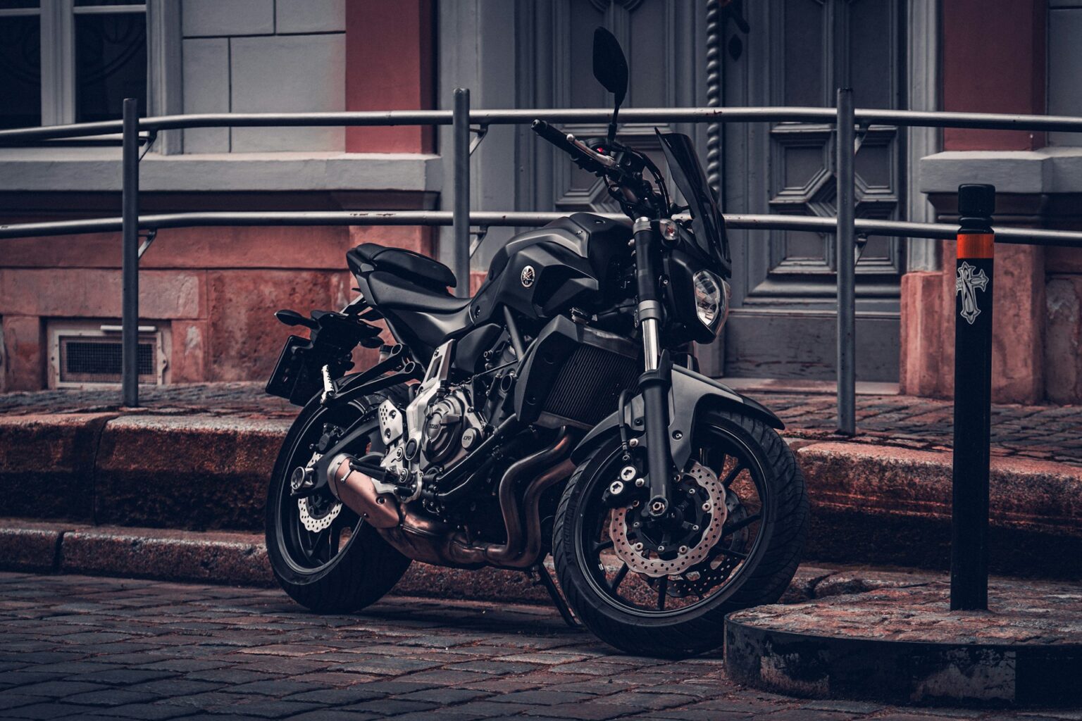 Mag je je motor parkeren op de stoep? Dit moet je weten - Motor XTRA